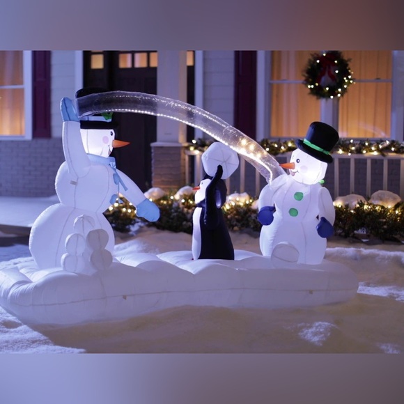 Christmas | Holiday | Inflatable Snowmen Throwing Snowball Christmas ...